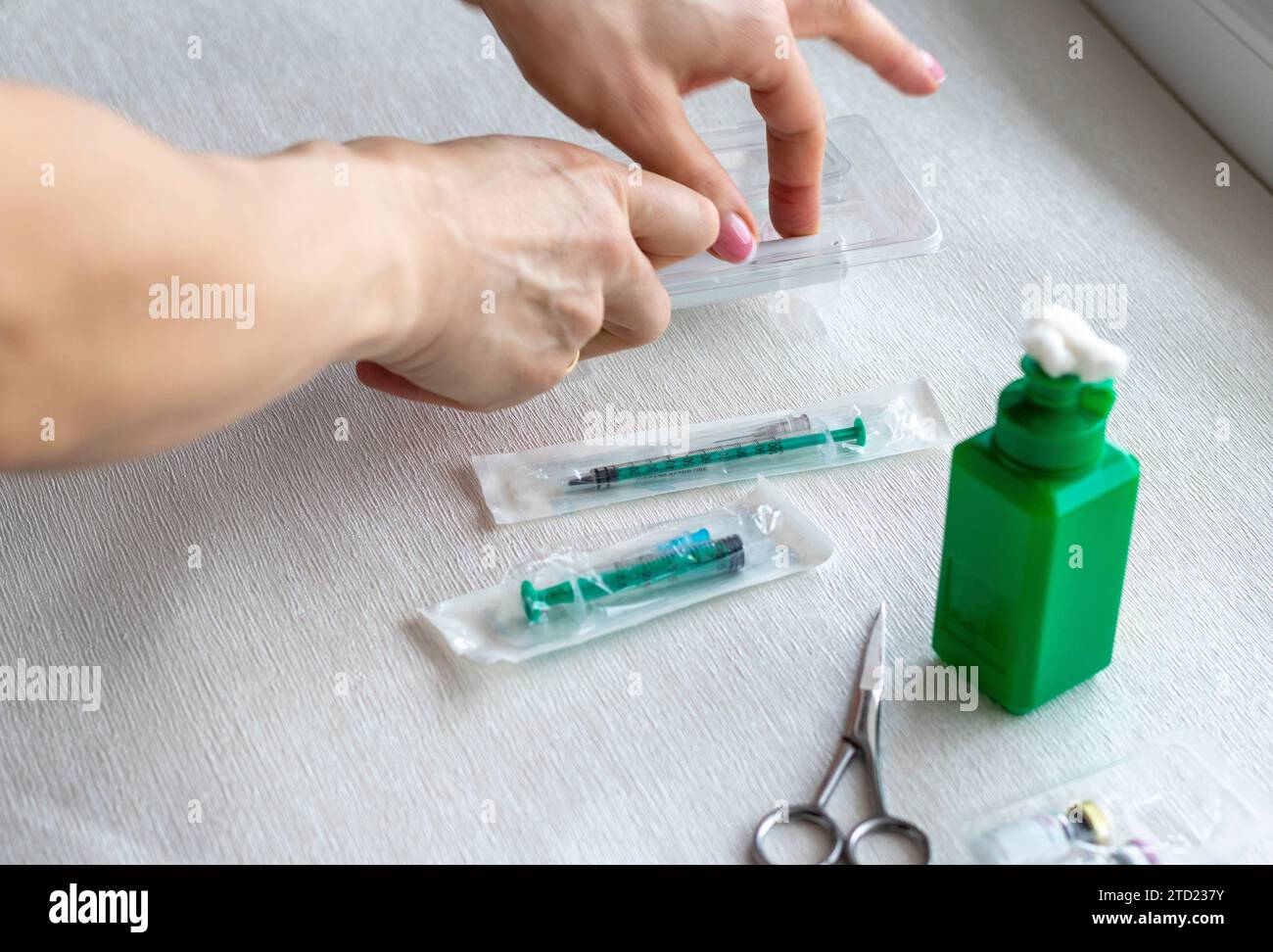 Close upshot of the woman preparing medicine for injection Stock Photo ...