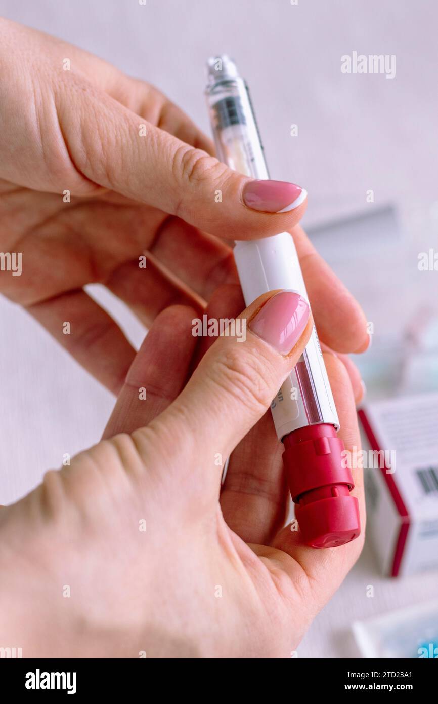 Close upshot of the woman preparing medicine for injection Stock Photo ...