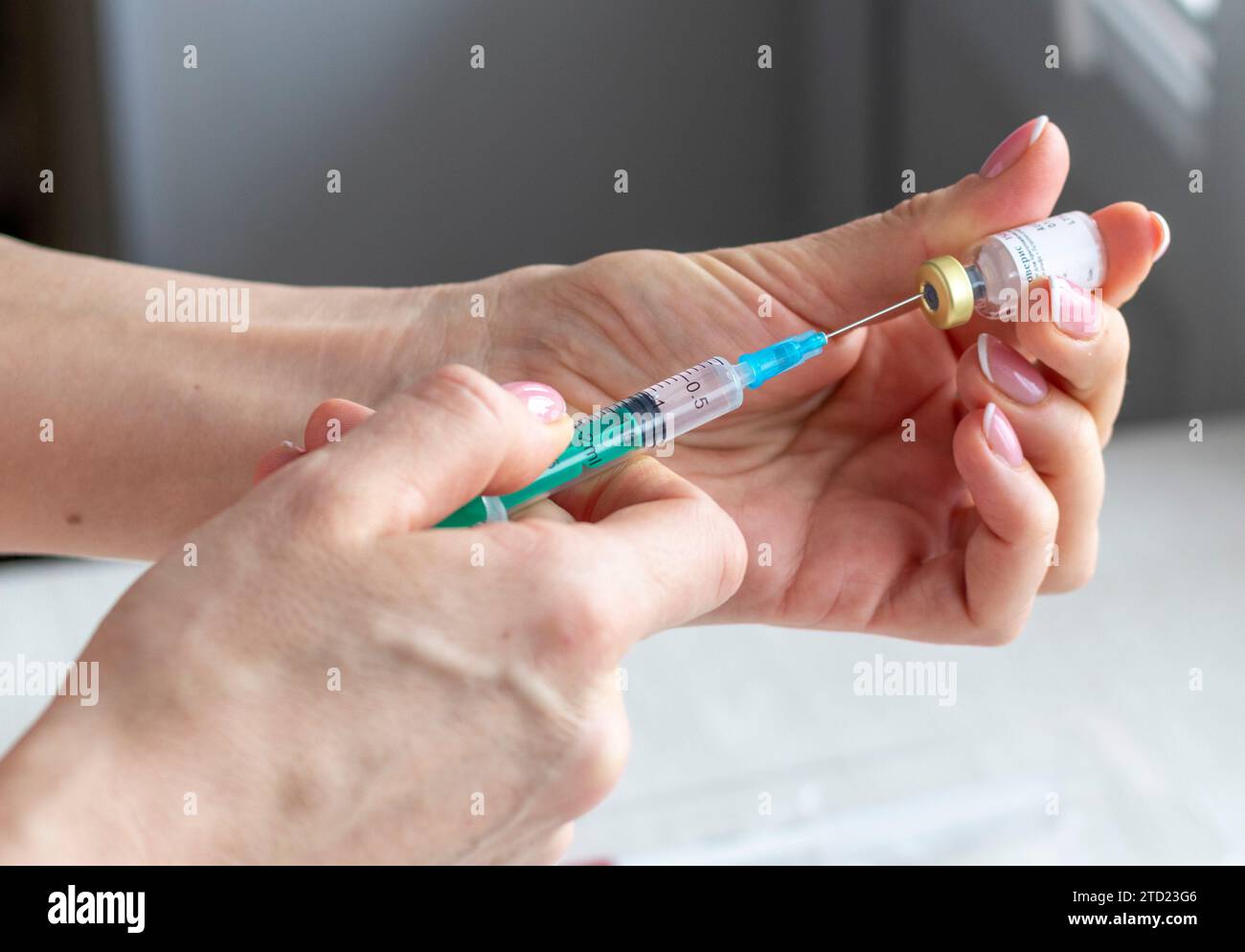 Close upshot of the woman preparing medicine for injection Stock Photo ...