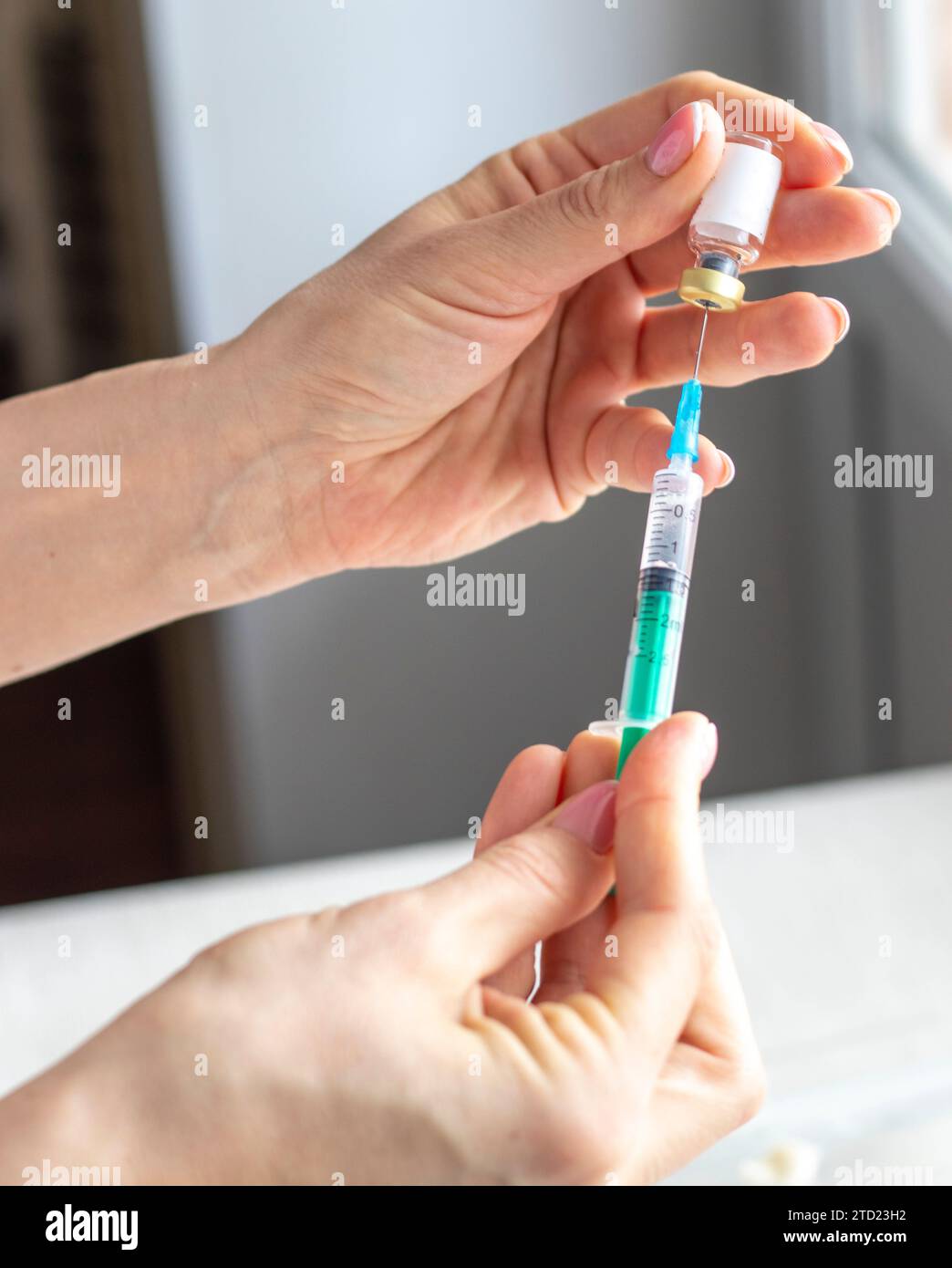 Close upshot of the woman preparing medicine for injection Stock Photo ...
