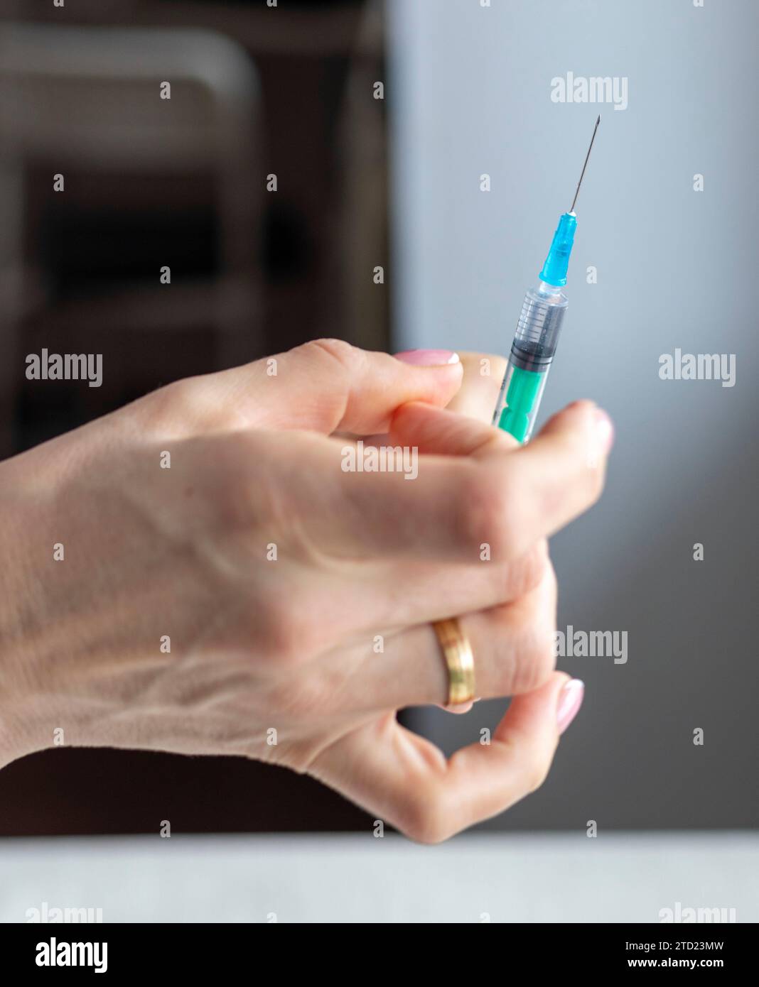 Close upshot of the woman preparing medicine for injection Stock Photo ...