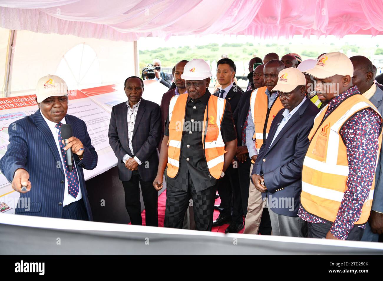 (231215) -- KAJIADO (KENYA), Dec. 15, 2023 (Xinhua) -- Kenyan President William Ruto (C, Front ...