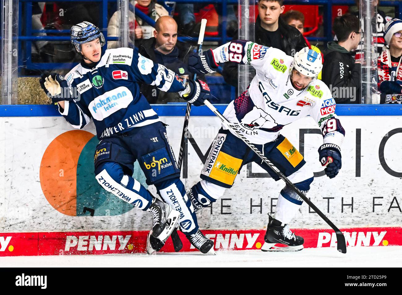 Ben Thomas (Iserlohn Roosters, #27) Zach Boychuk (Eisbaeren Berlin, #89 ...