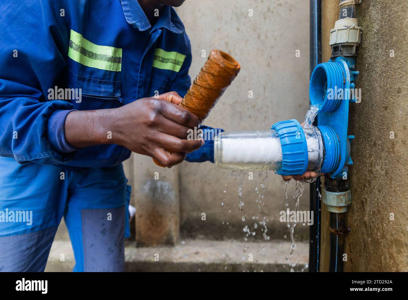 Old dirty water filter plumber hi-res stock photography and images - Alamy
