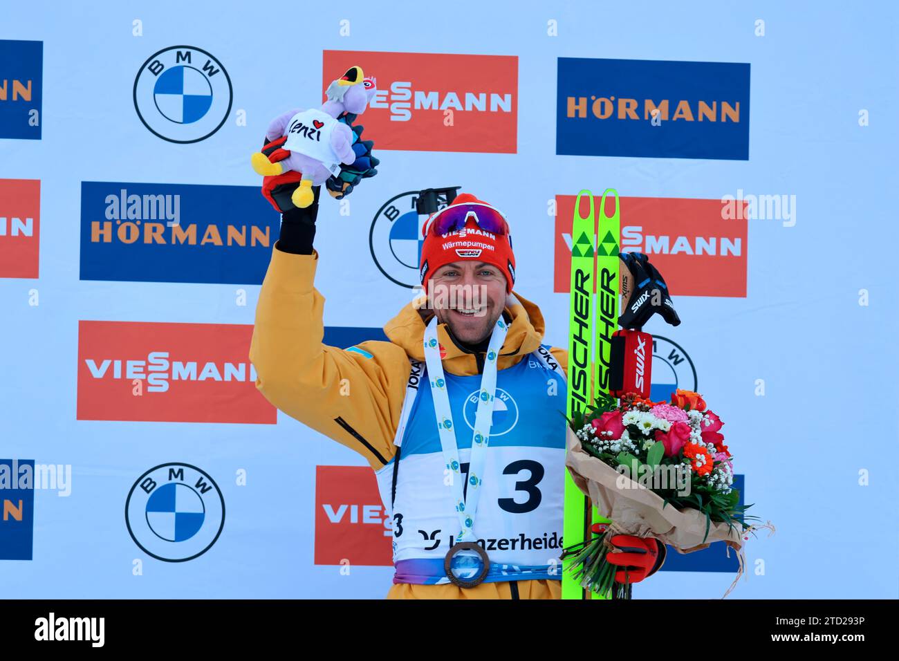 Philipp Nawrath (SK Nesselwang/GER) bejubelt mit dem Maskottchen Lenzi ...