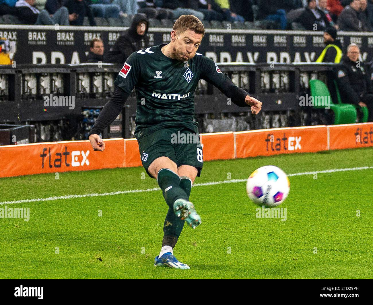Mitchell Weiser (SV Werder Bremen, #08) schlegt den Ball in die Mitte ...