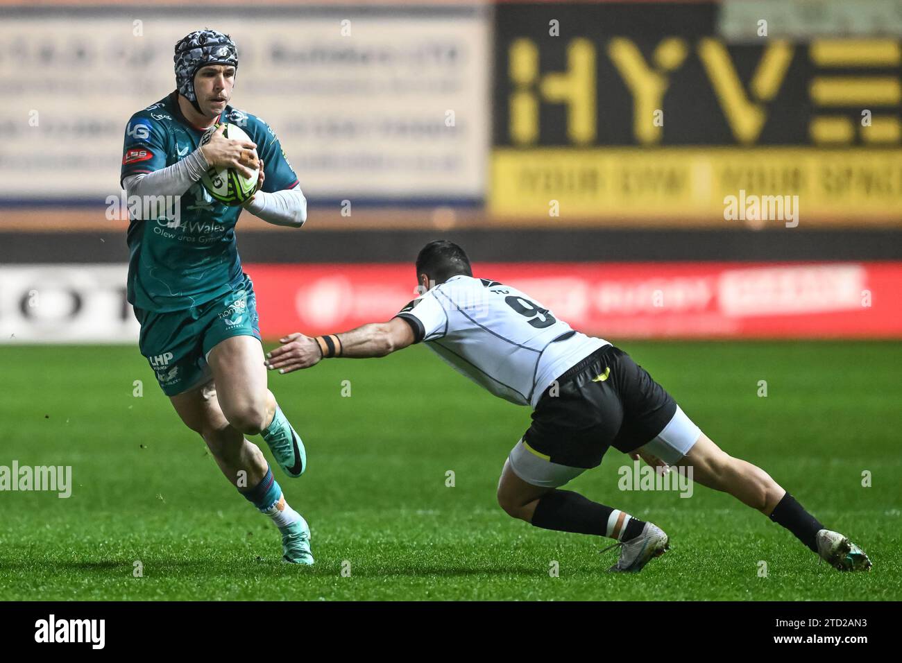 Tom Rogers of Scarlets makes a break during the European Rugby ...