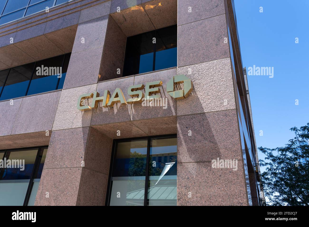 Chase bank building logo hi-res stock photography and images - Alamy