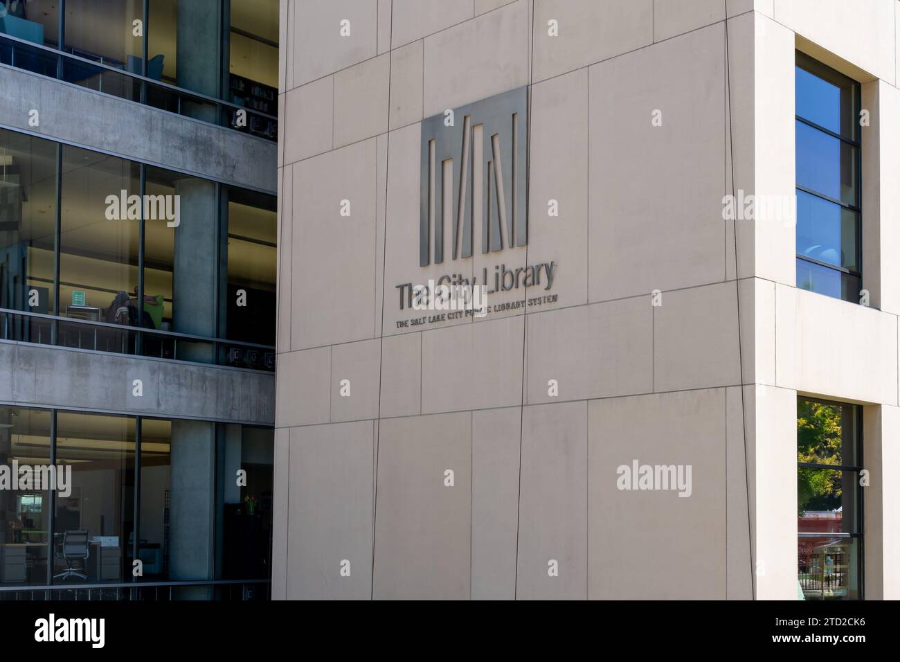 Public library sign hi-res stock photography and images - Alamy