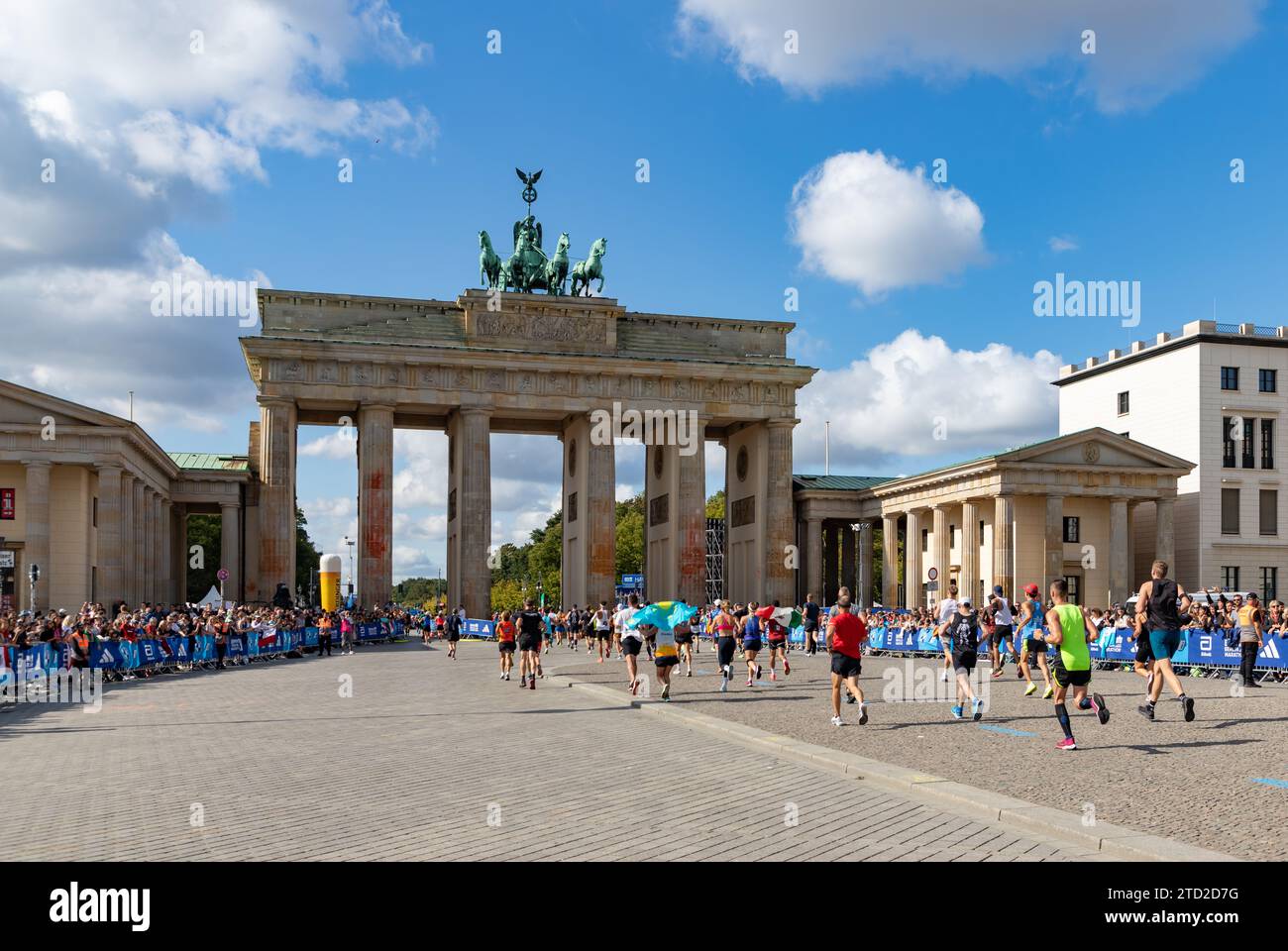 A picture of the 2023 Berlin Marathon runners passing by the ...