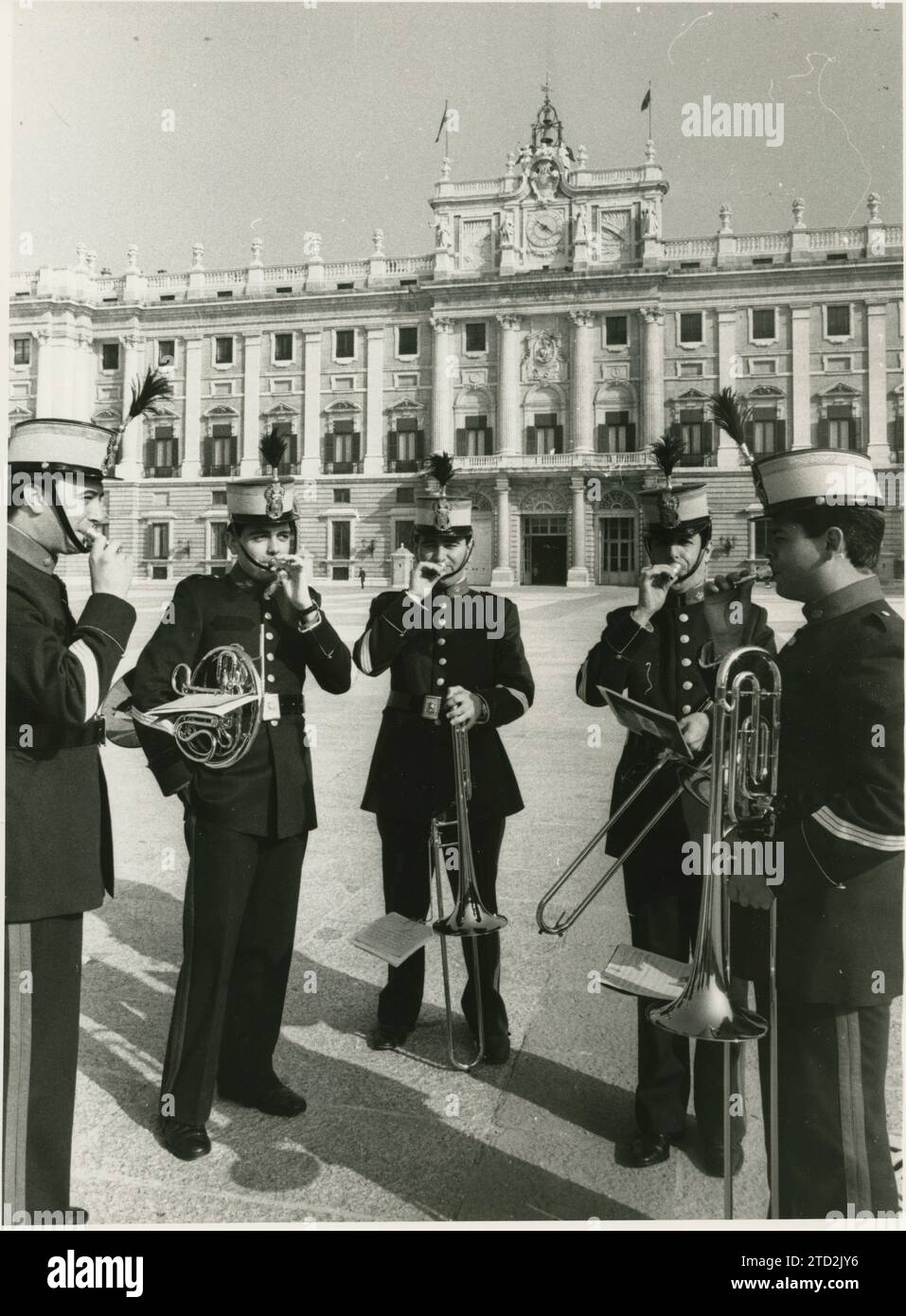 Madrid, 03/14/1985. The musicians of the Royal Guard prepare the ...