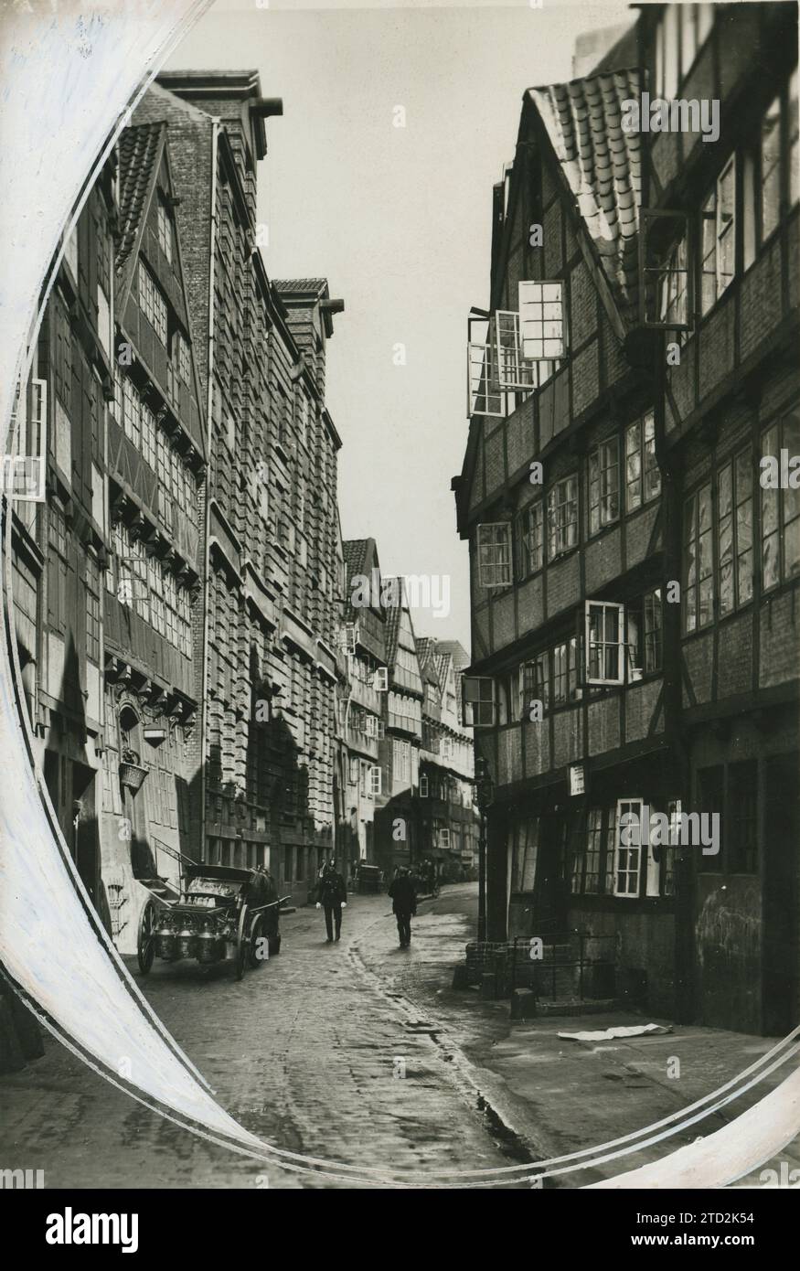 Hamburg (Germany), 1925 (ca.). View of one of its streets, with a ...