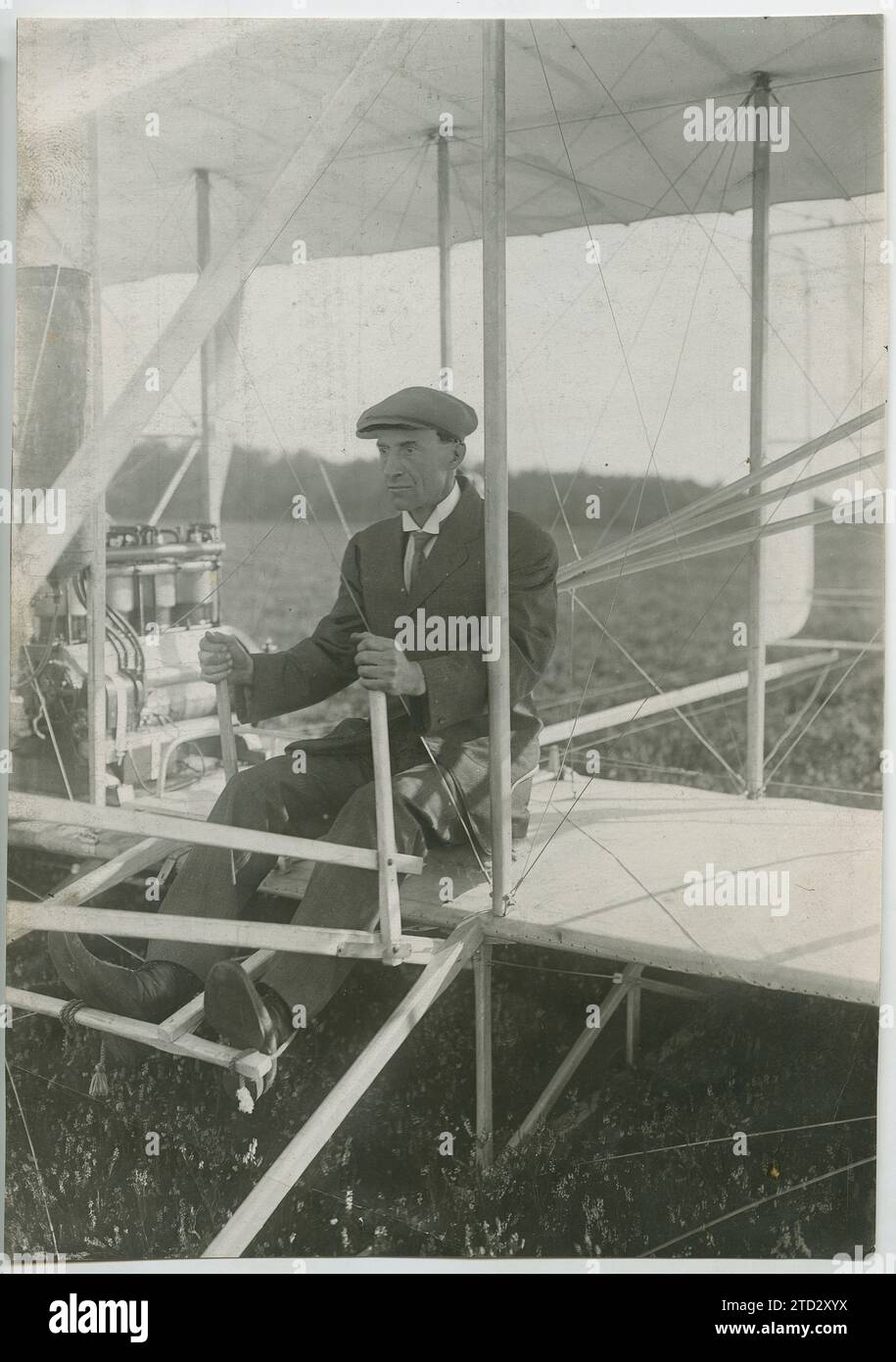 Le Mans (France), August 1908. Wilburg Wright flying his airplane. Credit: Album / Archivo ABC ...