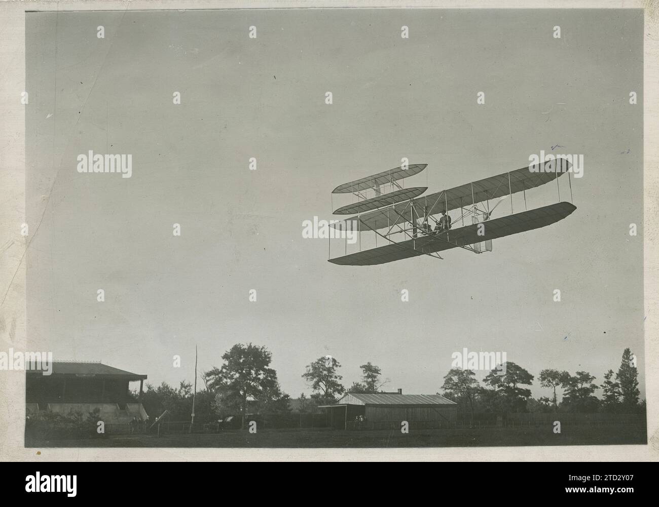 Le Mans (France), August 1908. The conquest of the air. Wright's airplane on one of the flights ...