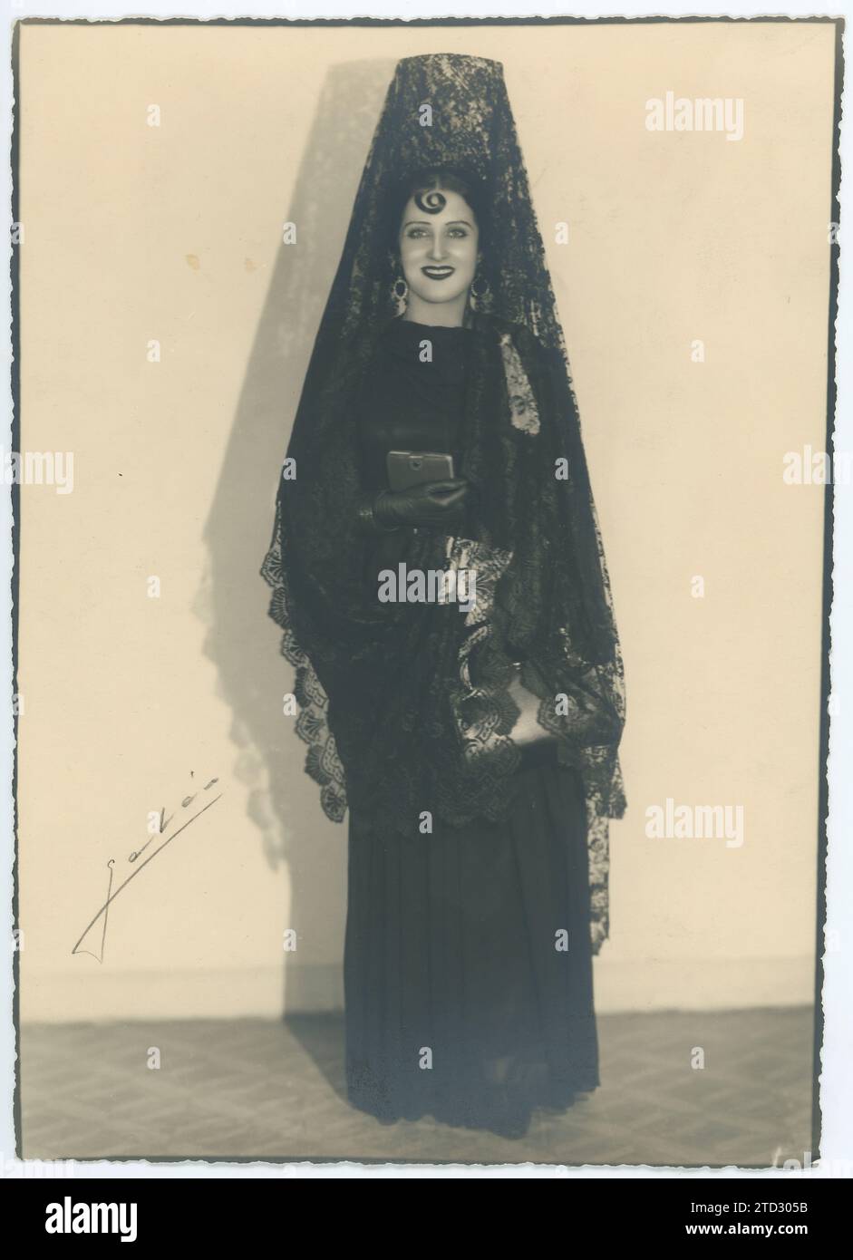 1934 (CA.). The singer Estrellita Castro with mantilla. Credit: Album ...