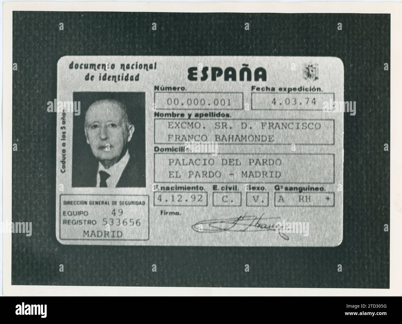 Madrid, 03/08/1975. Prototype of the new DNI with Francisco Franco's ...