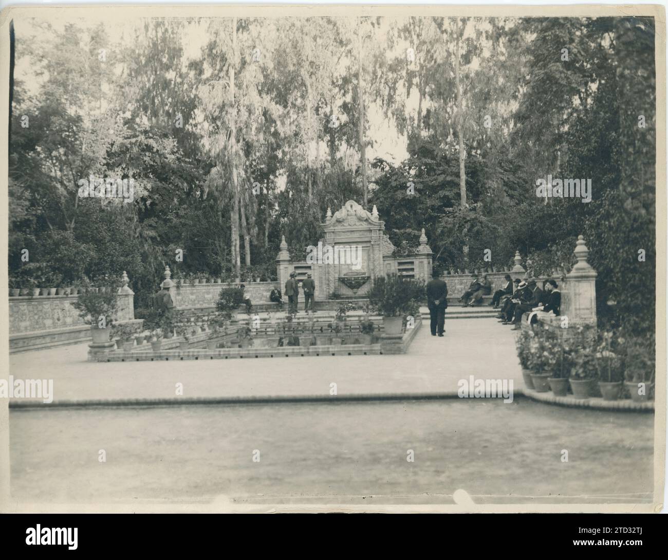 Seville, 05/10/1927. María Luisa Park, a roundabout dedicated to the ...