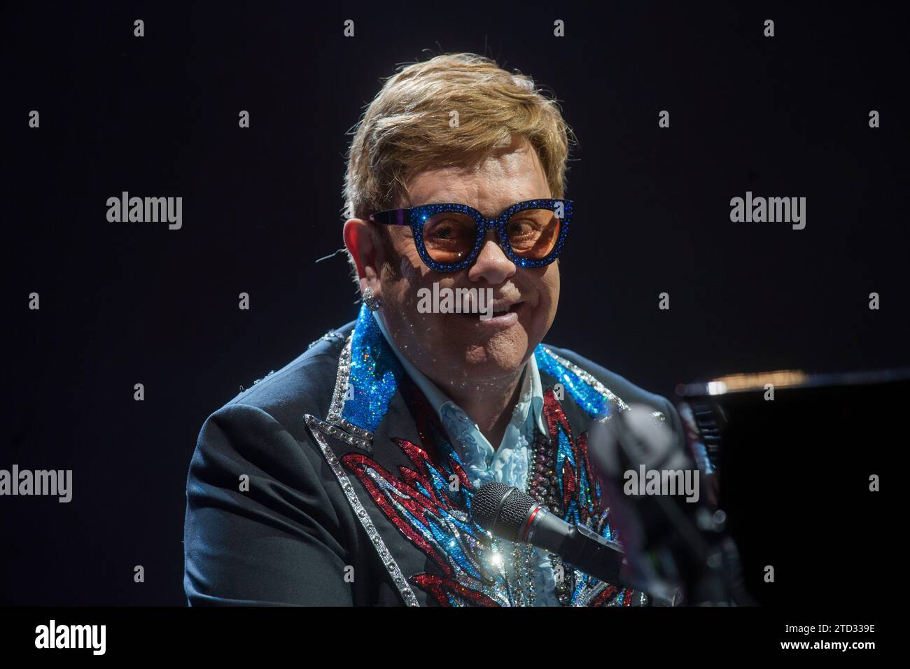 Album de elton john hi-res stock photography and images - Alamy