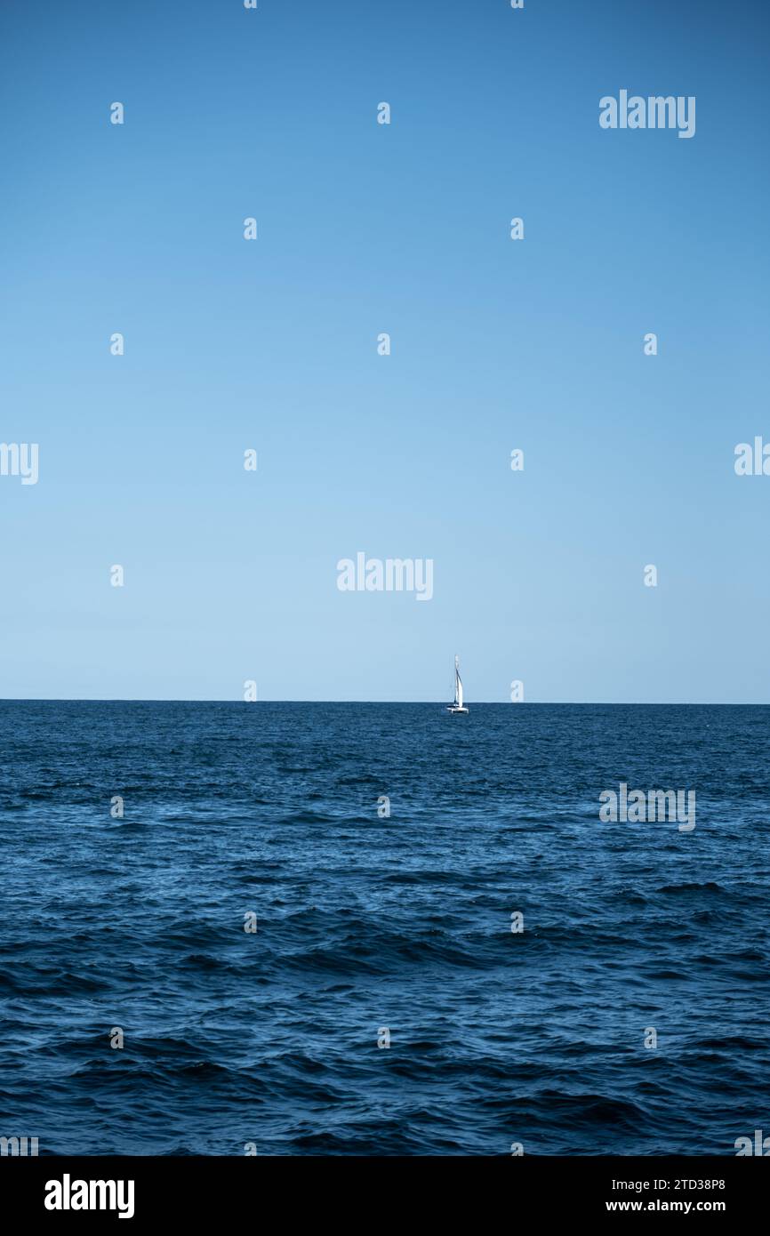 Sailing yacht on pacific ocean hi-res stock photography and images - Alamy