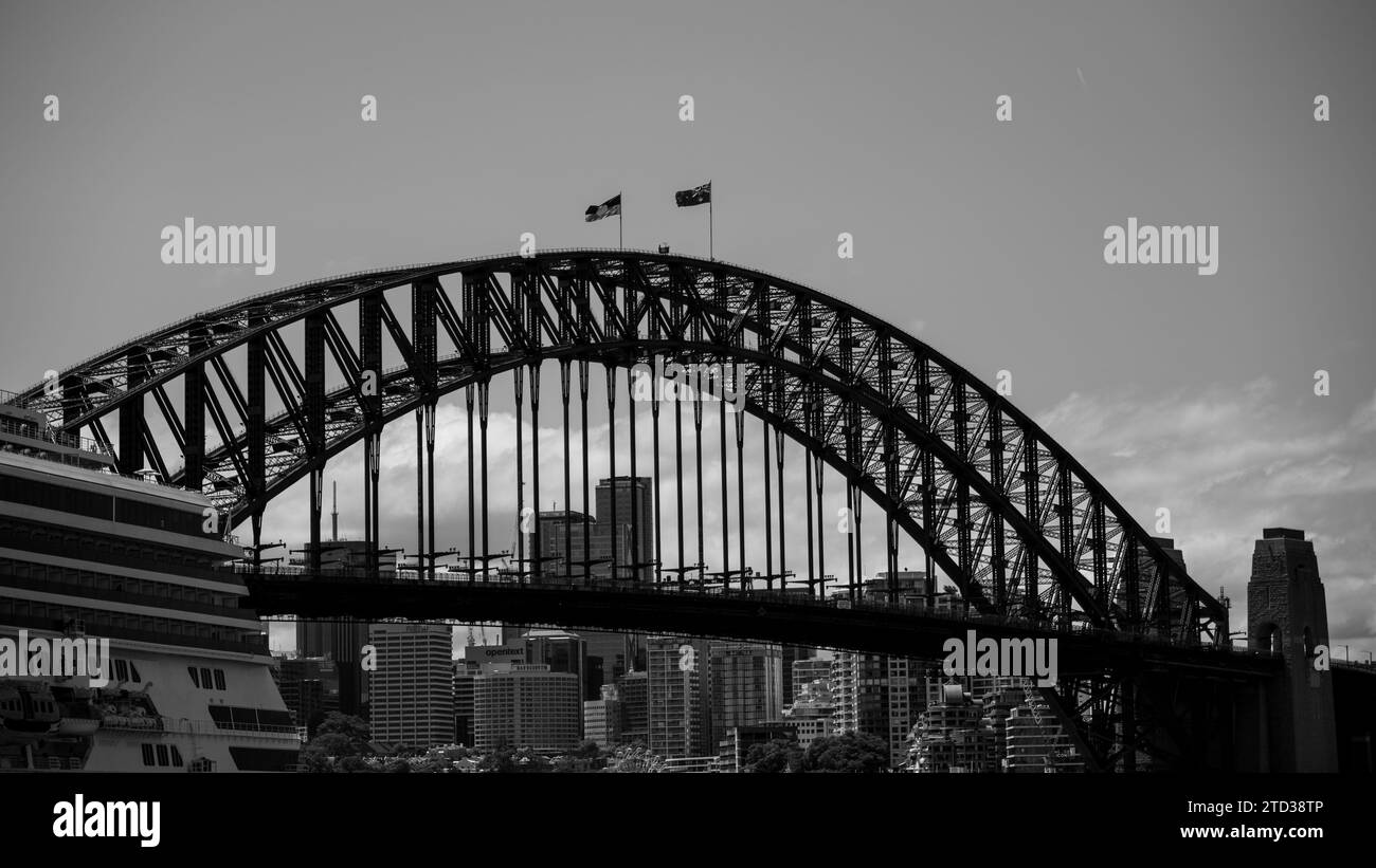 Sydney Harbor Bridge in Black and White Stock Photo - Alamy