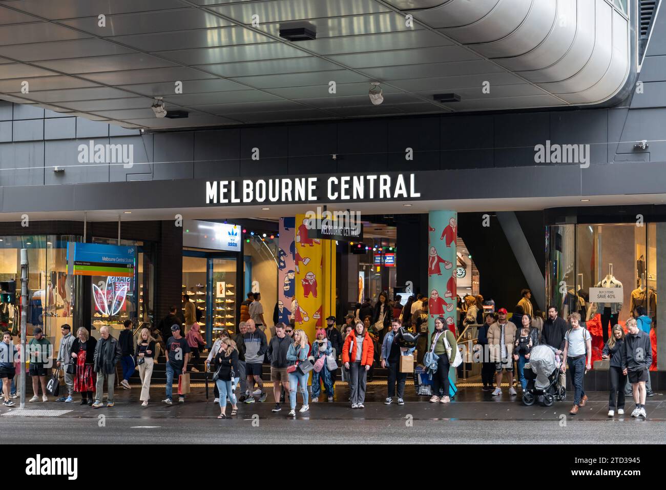 Melbourne, Australia: 12-5-2023: People Walking at a Crosswalk in ...