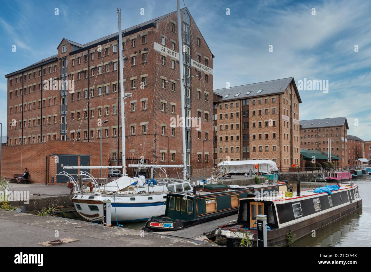 Narrowboats moored in Victoria Basin , Gloucester Docks ...