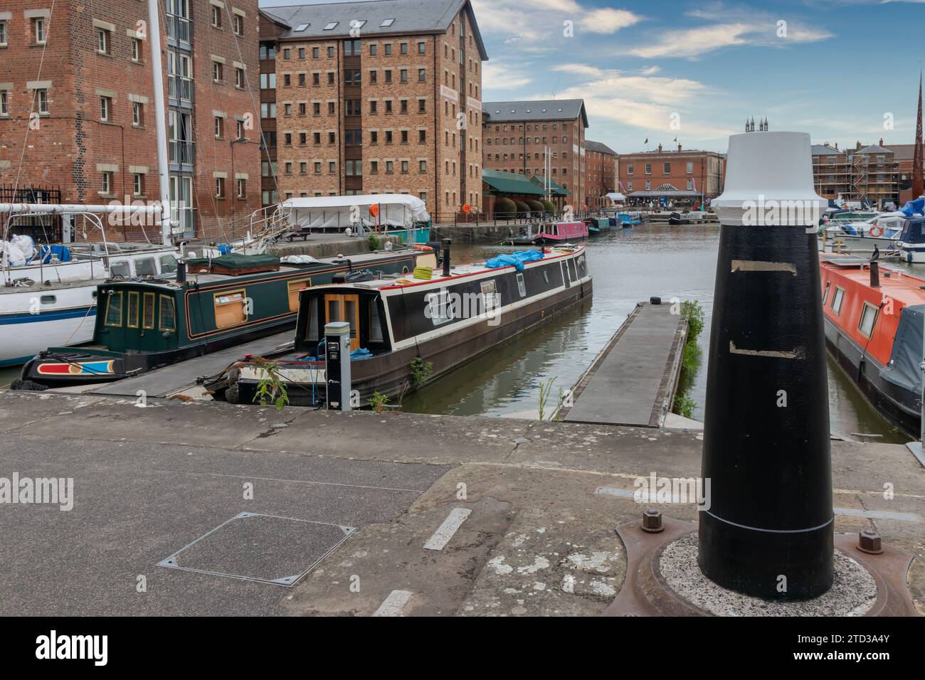 Narrowboats moored in Victoria Basin , Gloucester Docks ...