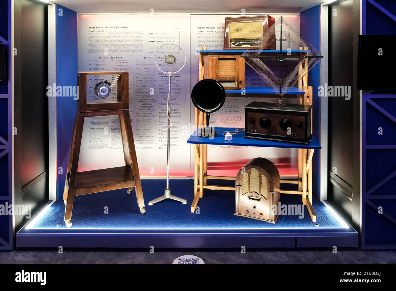 Vintage radios hi-res stock photography and images - Alamy