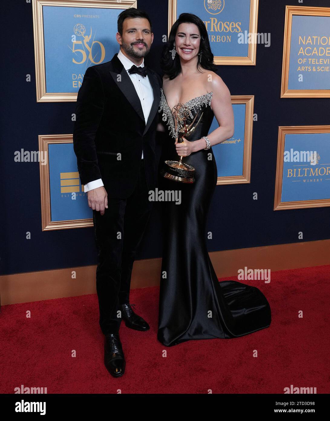 (L-R) Elan Ruspoli and Jacqueline MacInnes Wood poses with the award ...