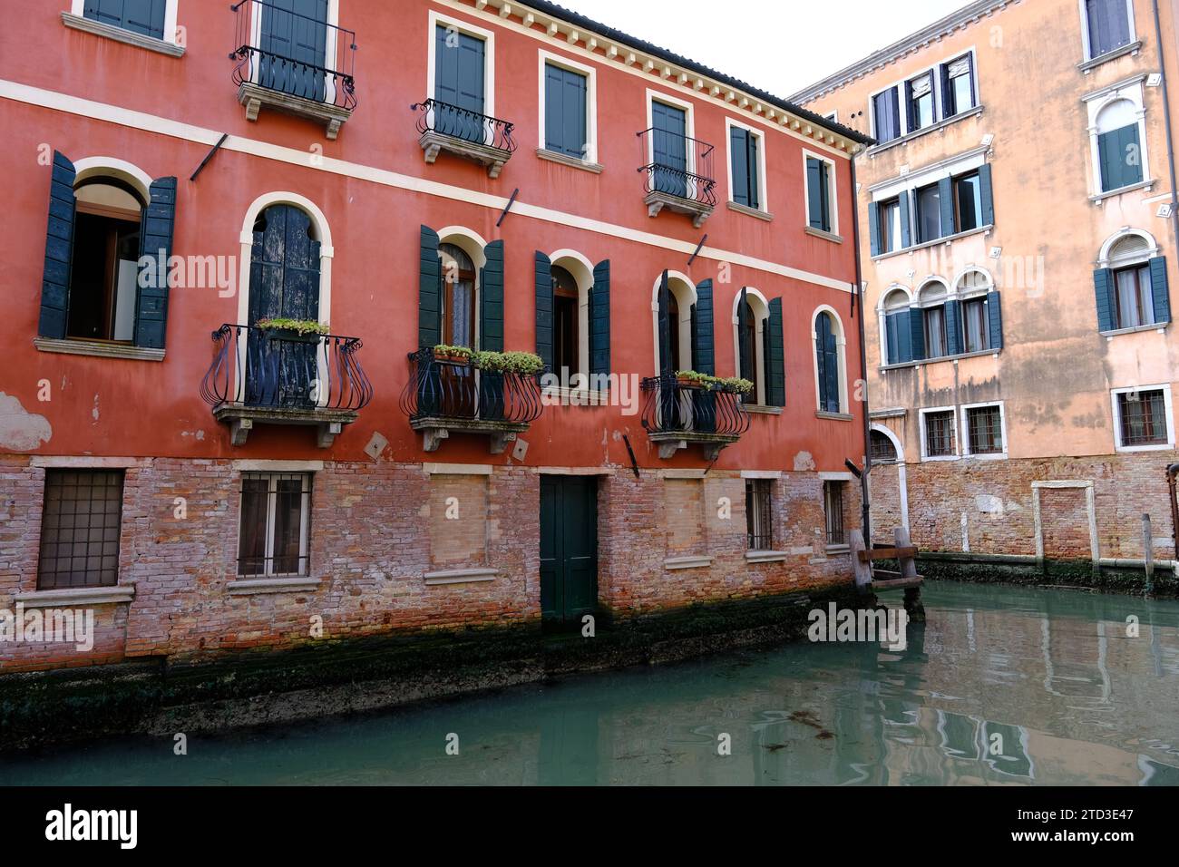 Venice Italy - Red house in Rio di san Falice Stock Photo - Alamy