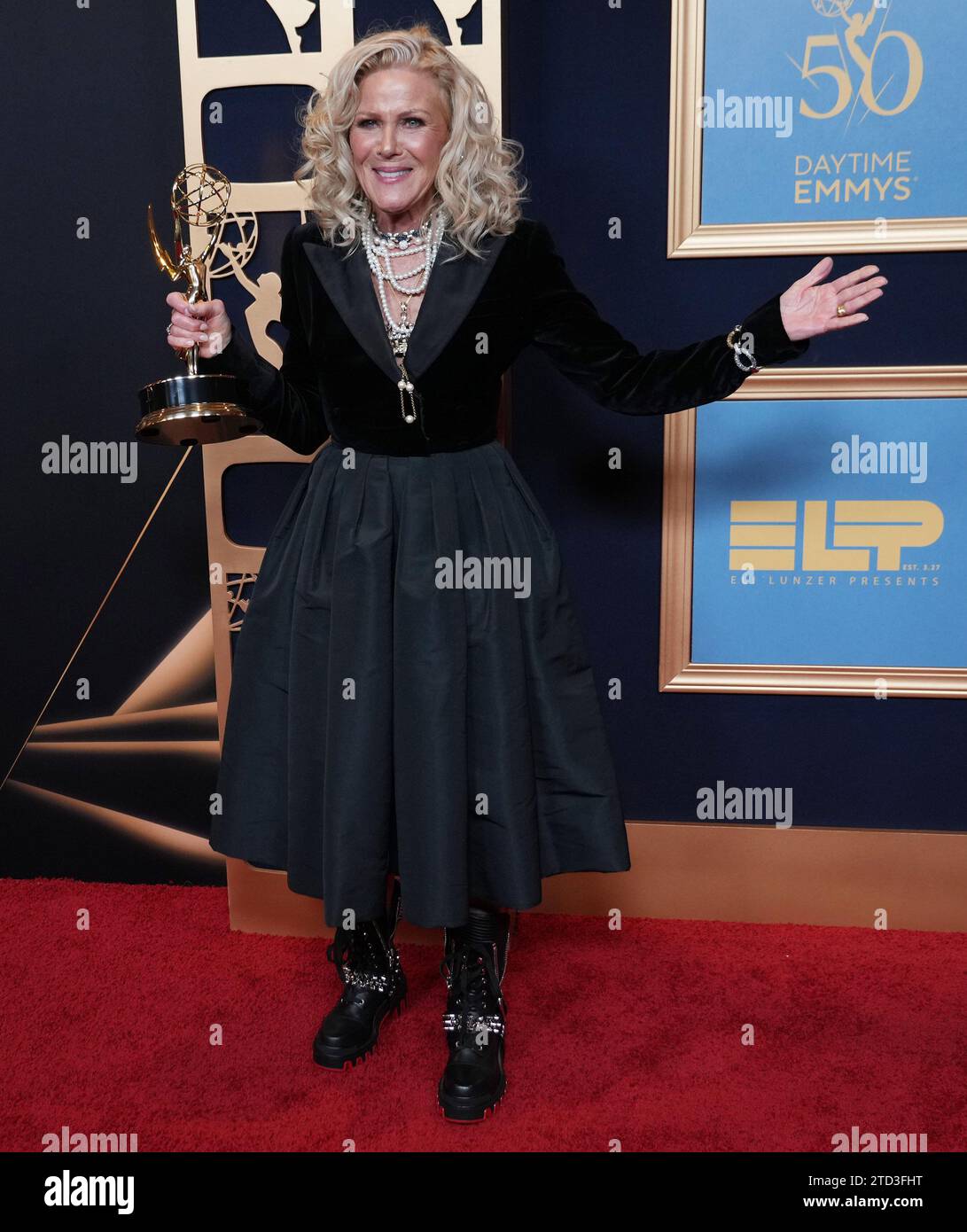 Alley Mills poses with the award for outstanding guest performance in a ...