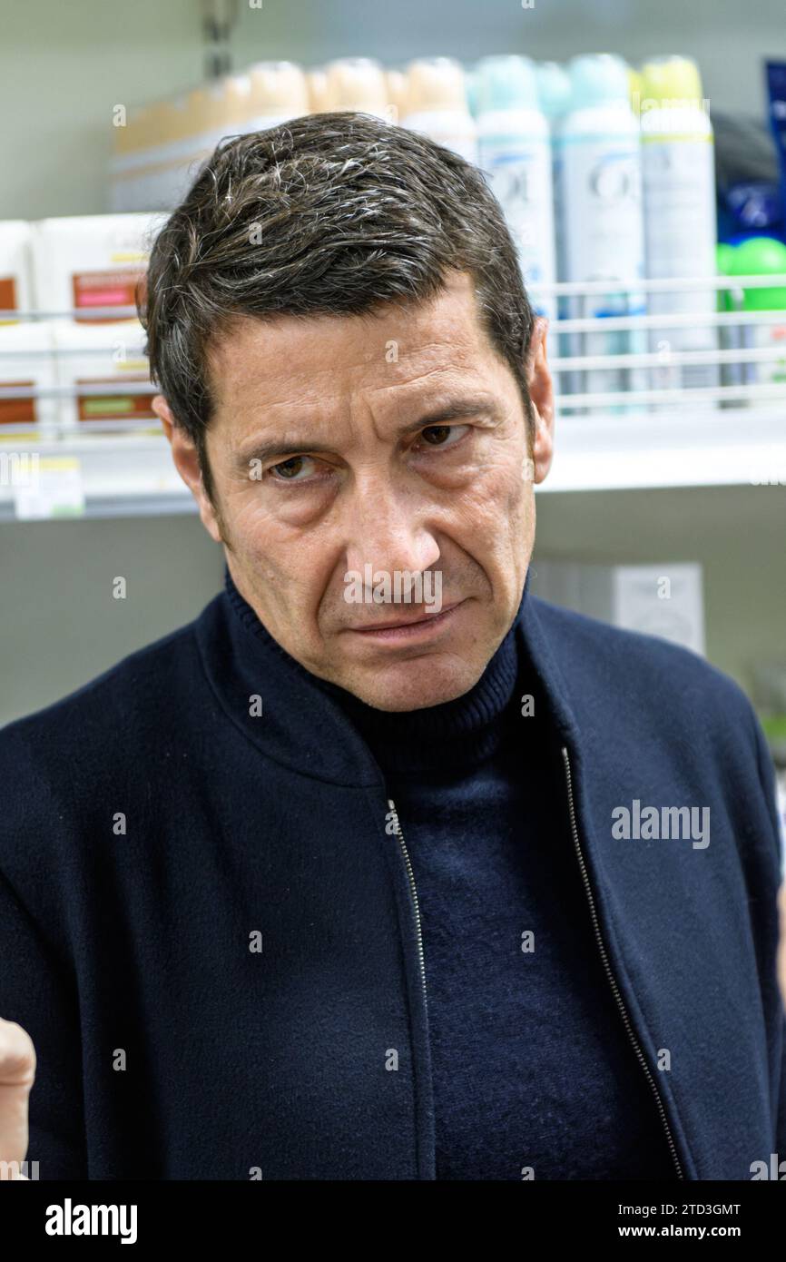david Lisnard, Mayor of Cannes, visits a solidarity grocery store in ...
