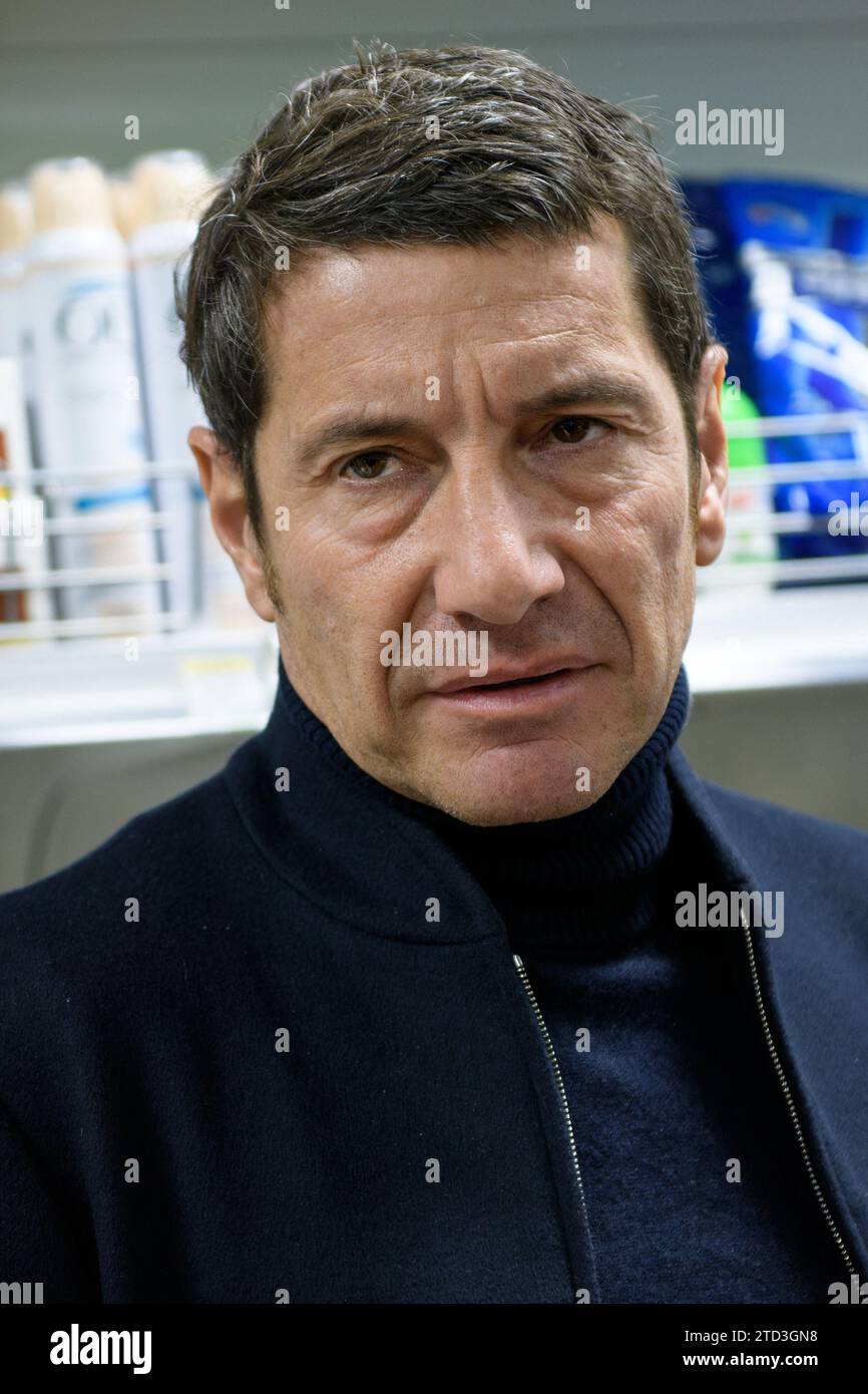 david Lisnard, Mayor of Cannes, visits a solidarity grocery store in ...