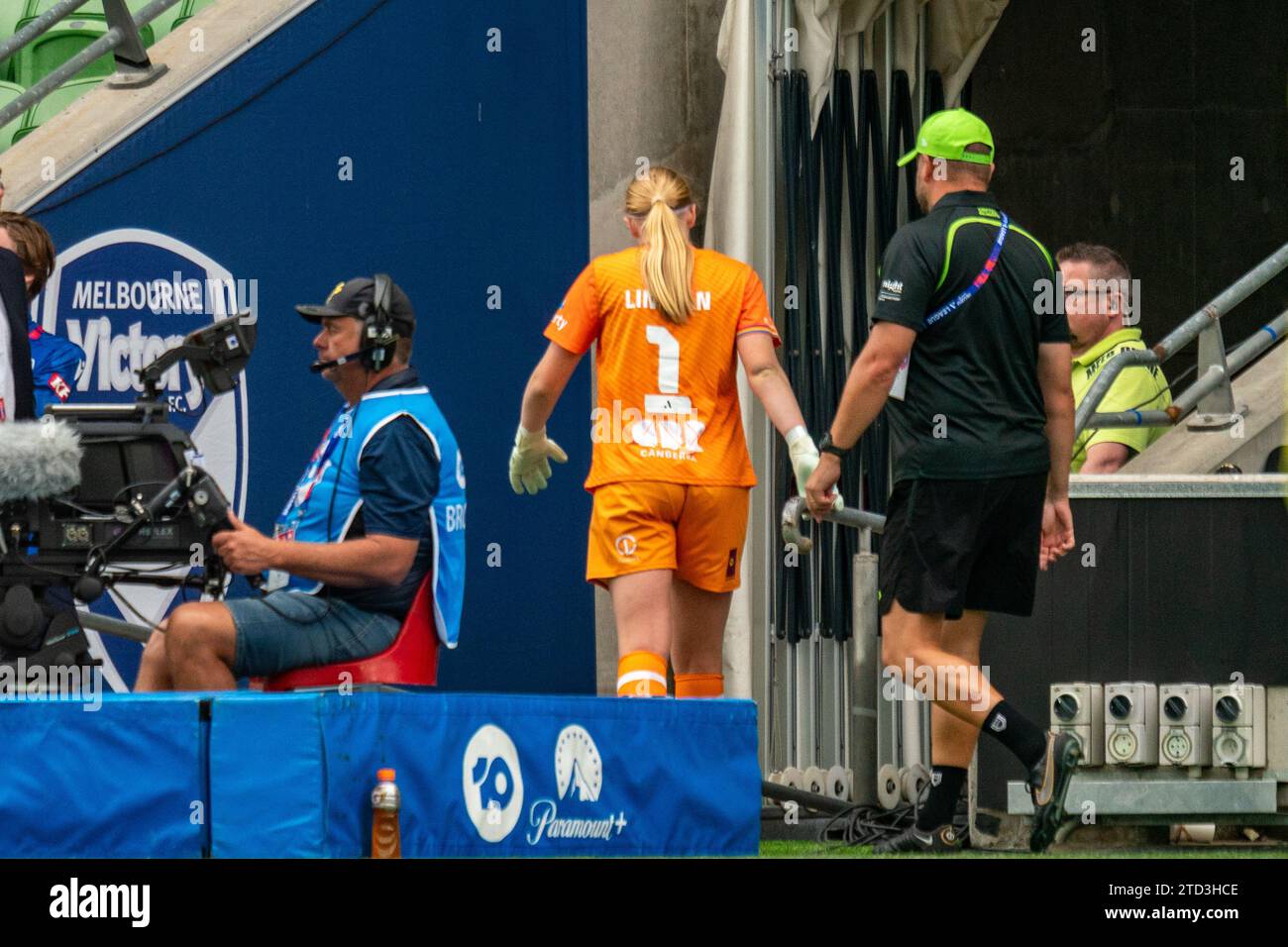 Red card football women australia hi-res stock photography and images ...