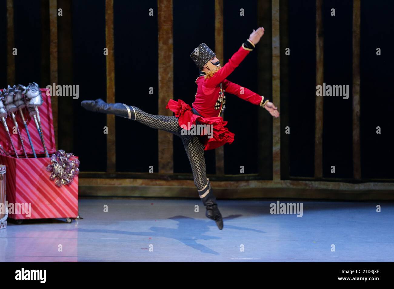 (231216) -- MEXICO CITY, Dec. 16, 2023 (Xinhua) -- A dancer of the ...
