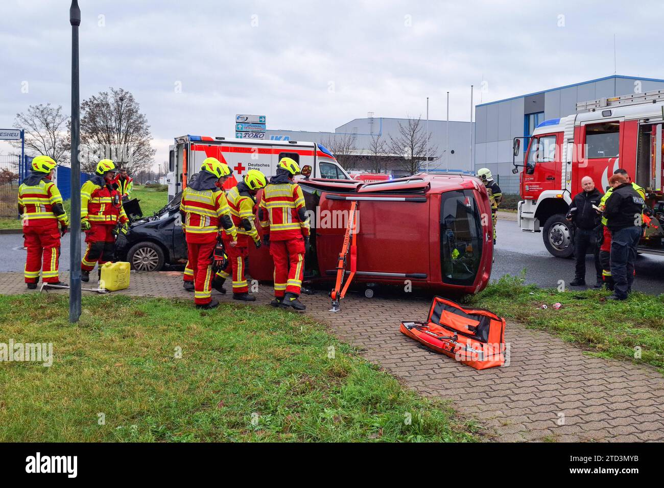 Unfall mit rettungsdienst hi-res stock photography and images - Alamy