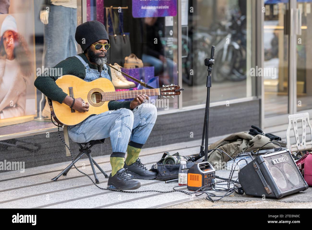 Busking hi-res stock photography and images - Alamy