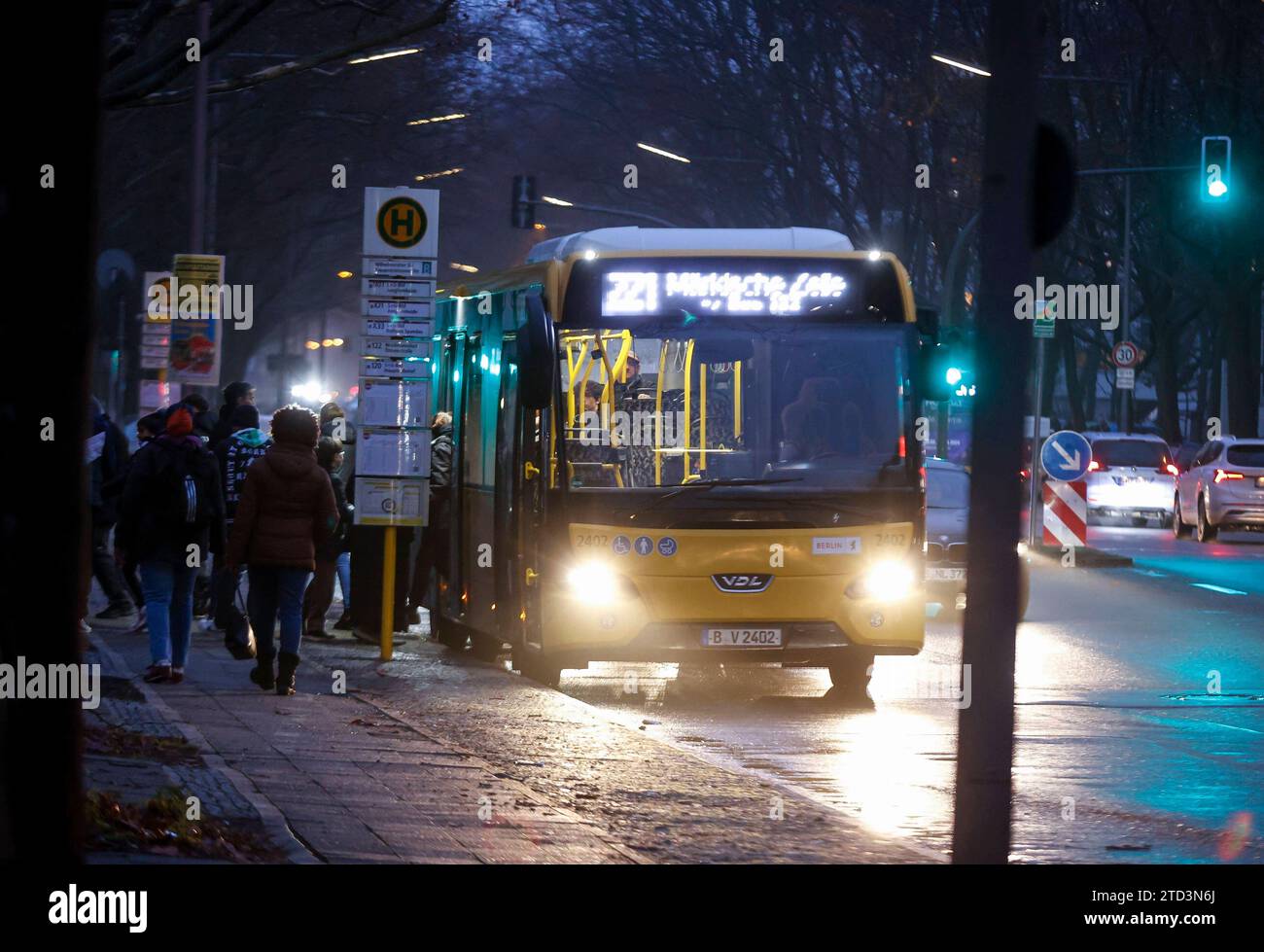 Bushaltestelle Berlin, 15.12.2023 - Fahrgaeste steigen in einen BVG ...