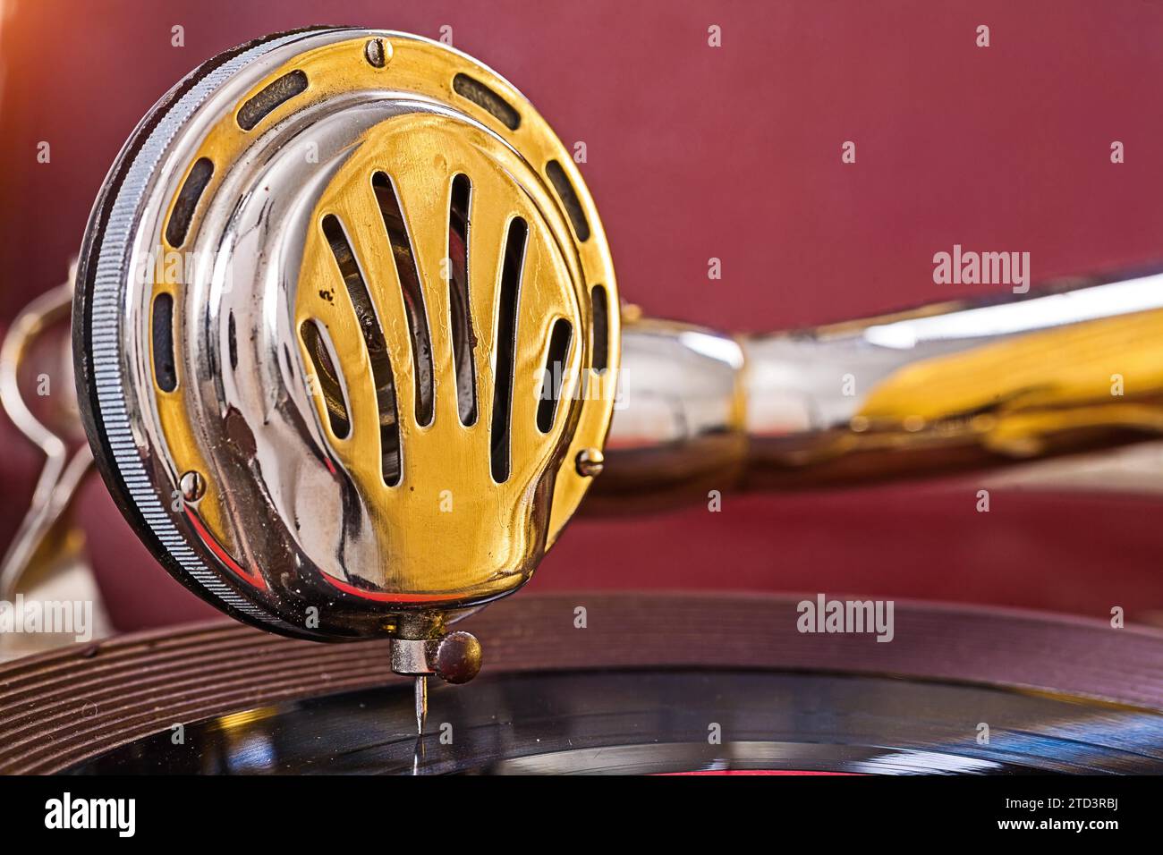 Close up view on speaker of gramophone Stock Photo - Alamy