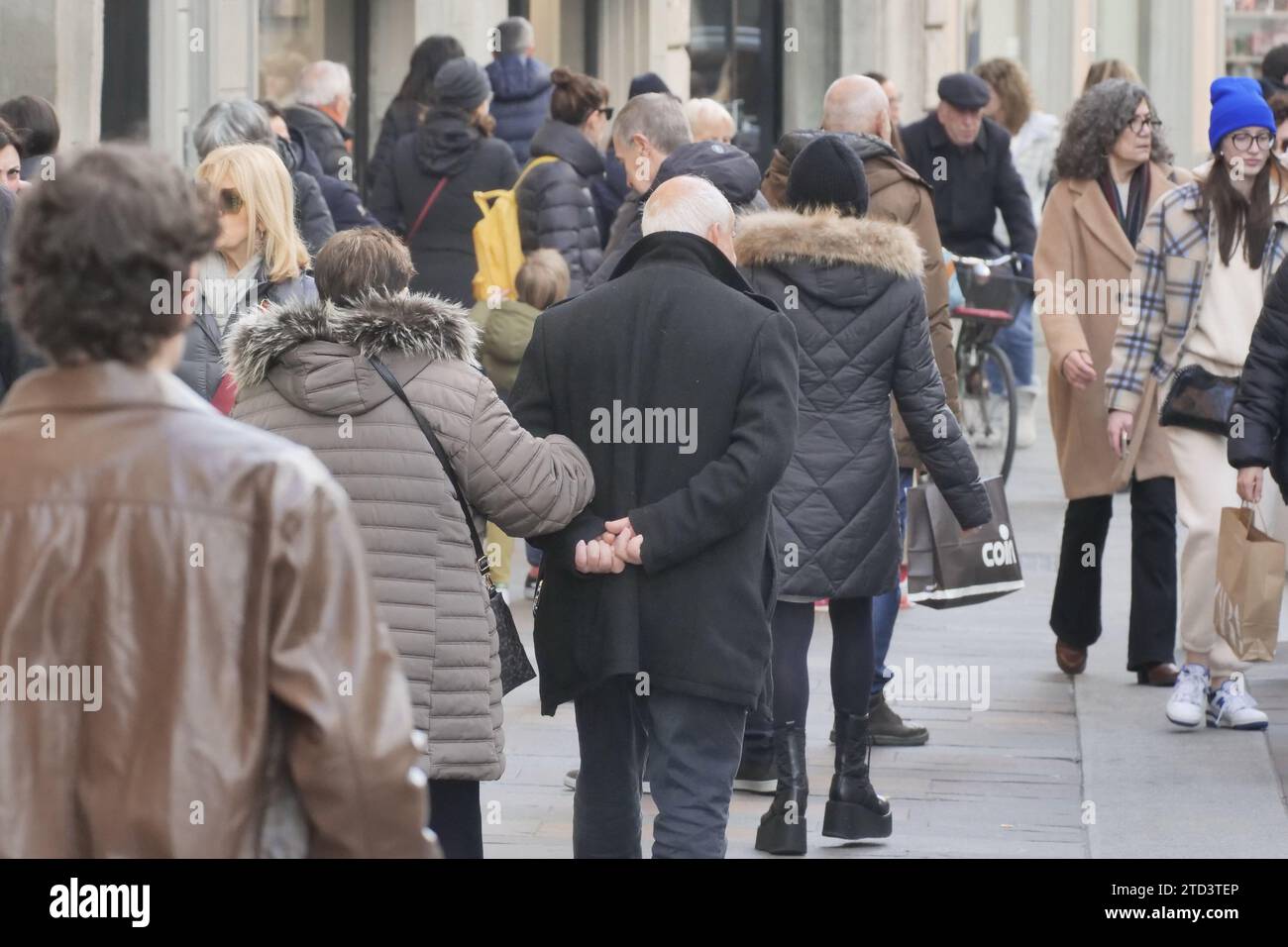 Shopping rush in the streets of the center in the last weekend before ...