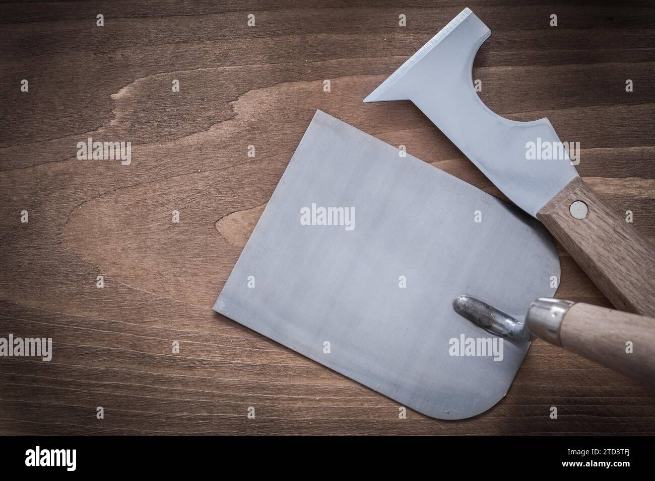 Putty knife Bricklayer's trowel on wooden surface Top view Image Stock ...