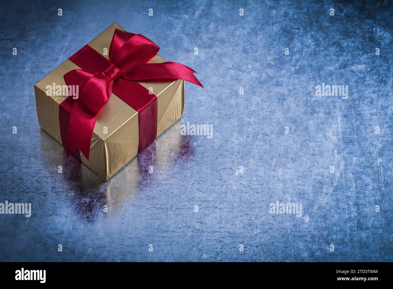 Wrapped paper metallic hi-res stock photography and images - Alamy