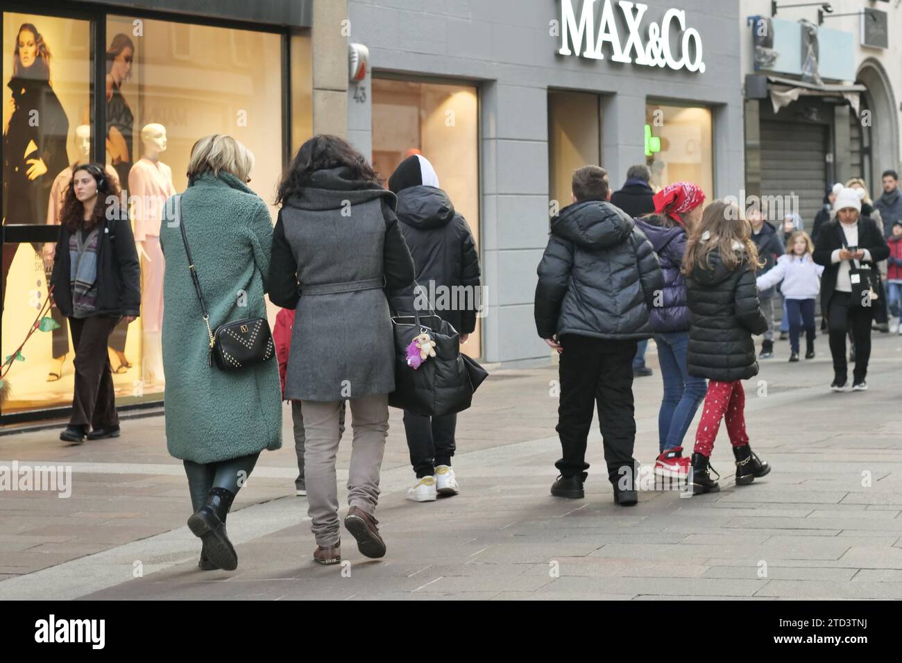 Shopping rush in the streets of the center in the last weekend before ...