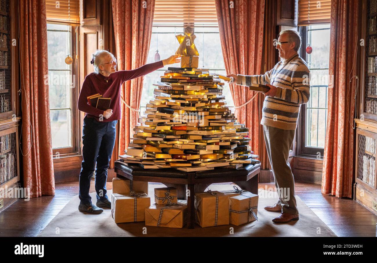 Book stack sculpture hi-res stock photography and images - Alamy