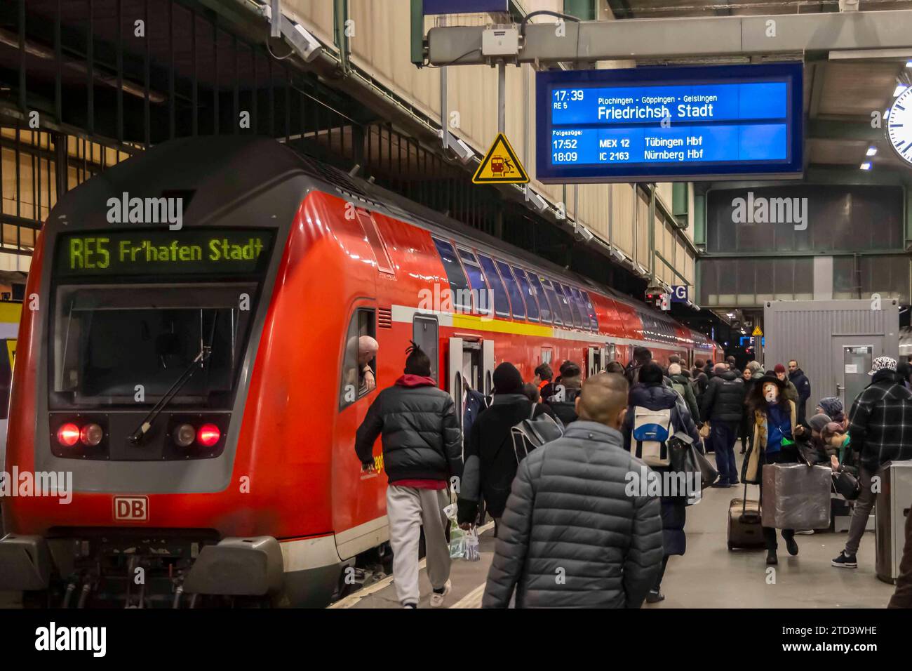 Fahrplan bahnsteig hi-res stock photography and images - Alamy