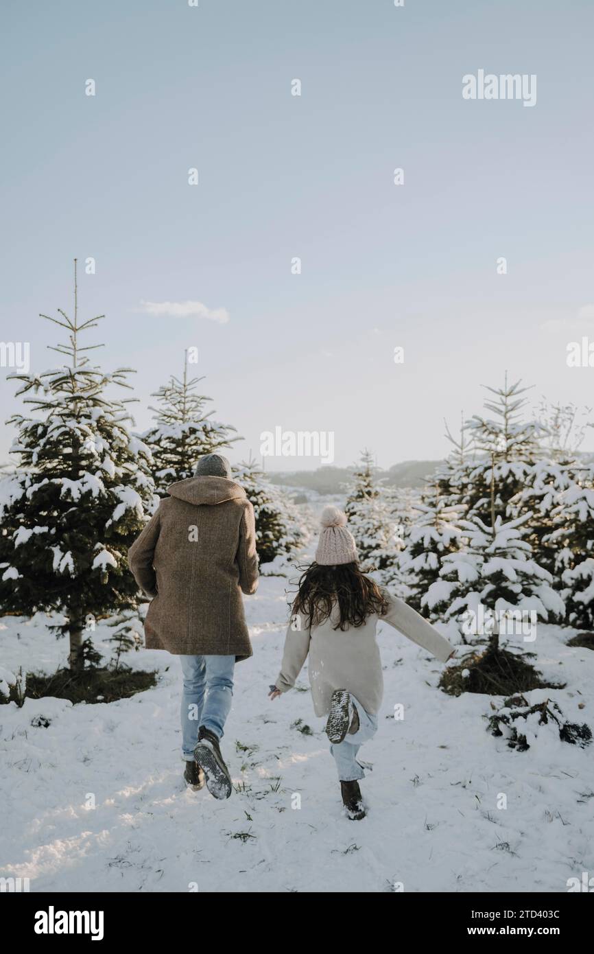 Father christmas in the snow hi-res stock photography and images - Alamy