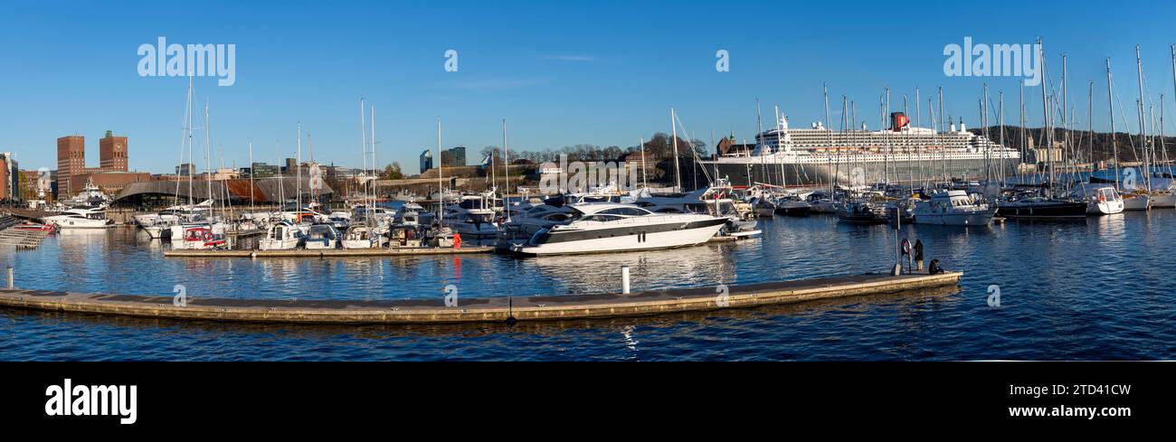 Harbour bay with city hall, marina and Queen Mary 2, Panorama, Oslo ...