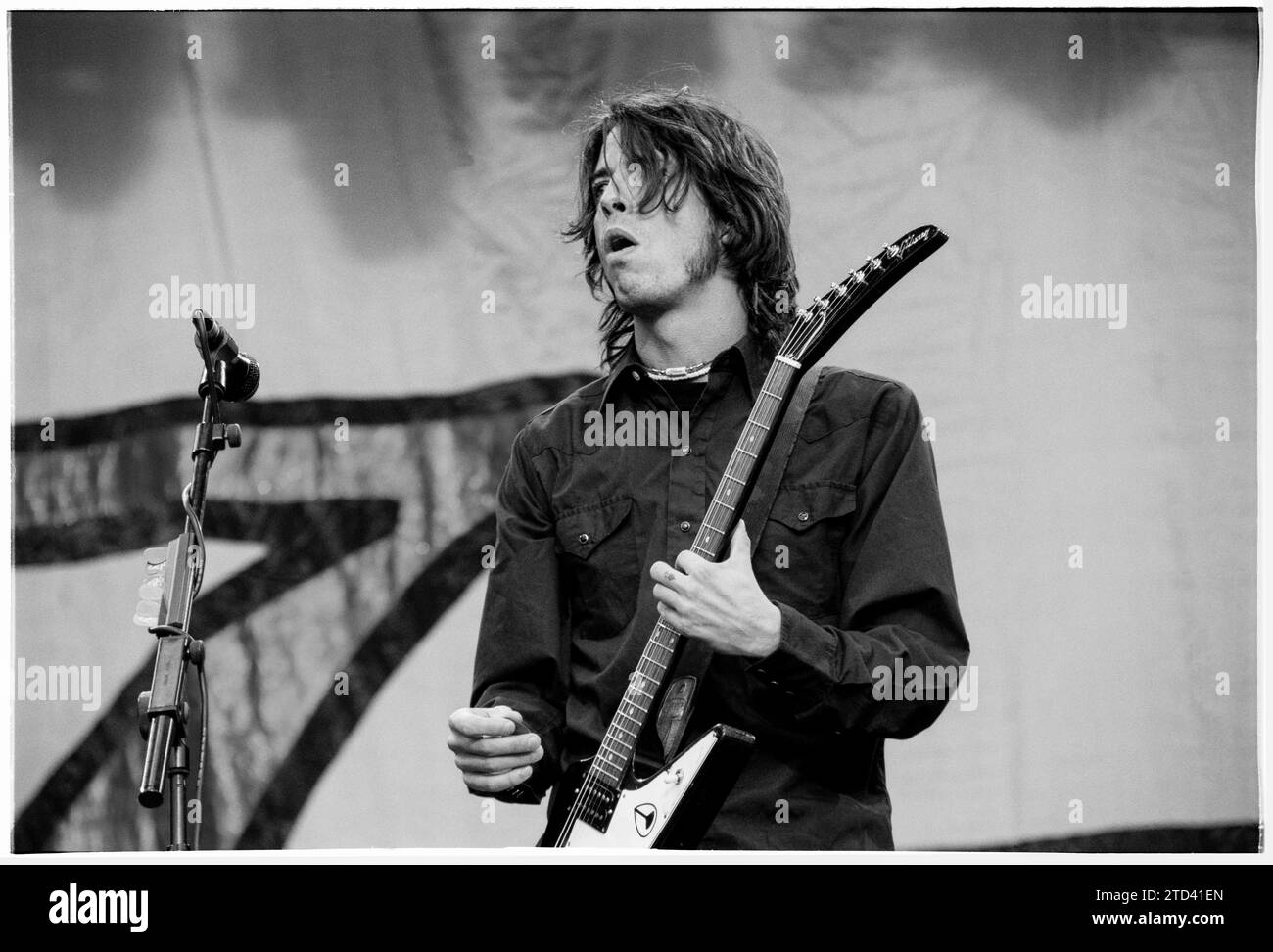 DAVE GROHL, FOO FIGHTERS, READING 2000: Dave Grohl of the Foo Fighters ...