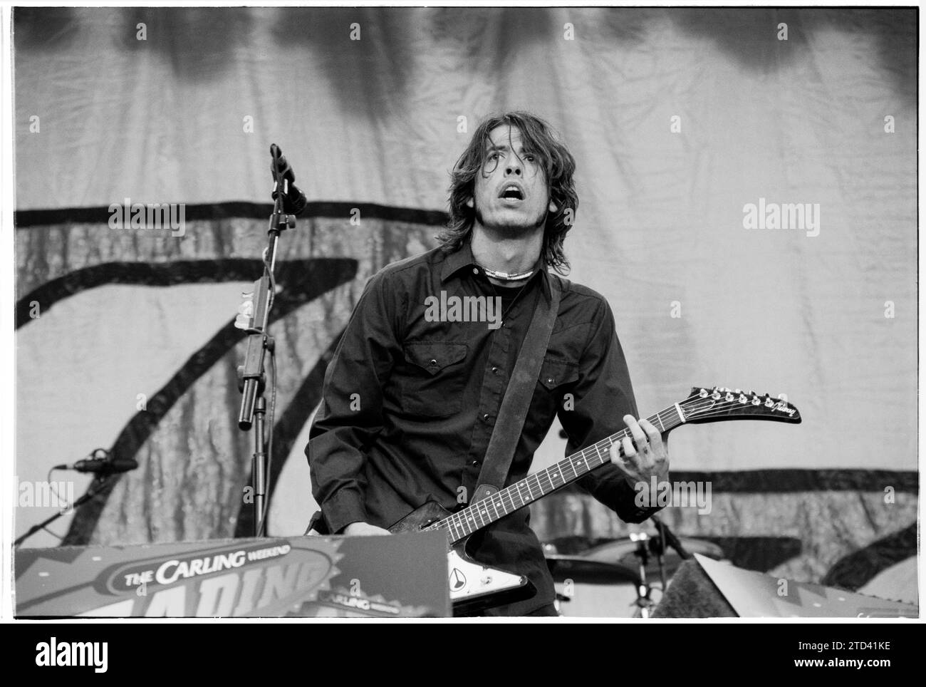 DAVE GROHL, FOO FIGHTERS, READING 2000: Dave Grohl of the Foo Fighters ...