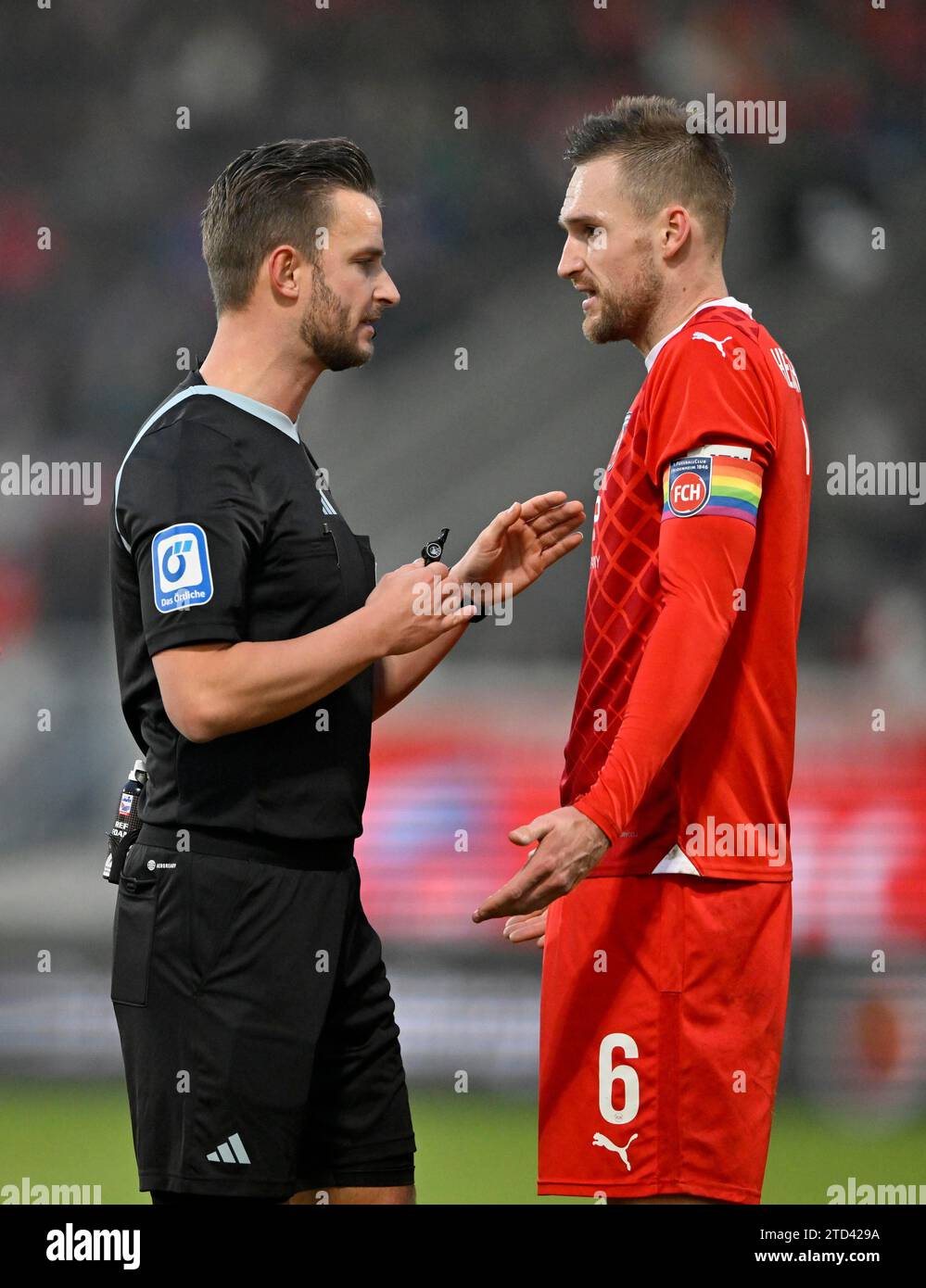 Referee Referee Daniel Schlager, gestures, gesture, in discussion with ...